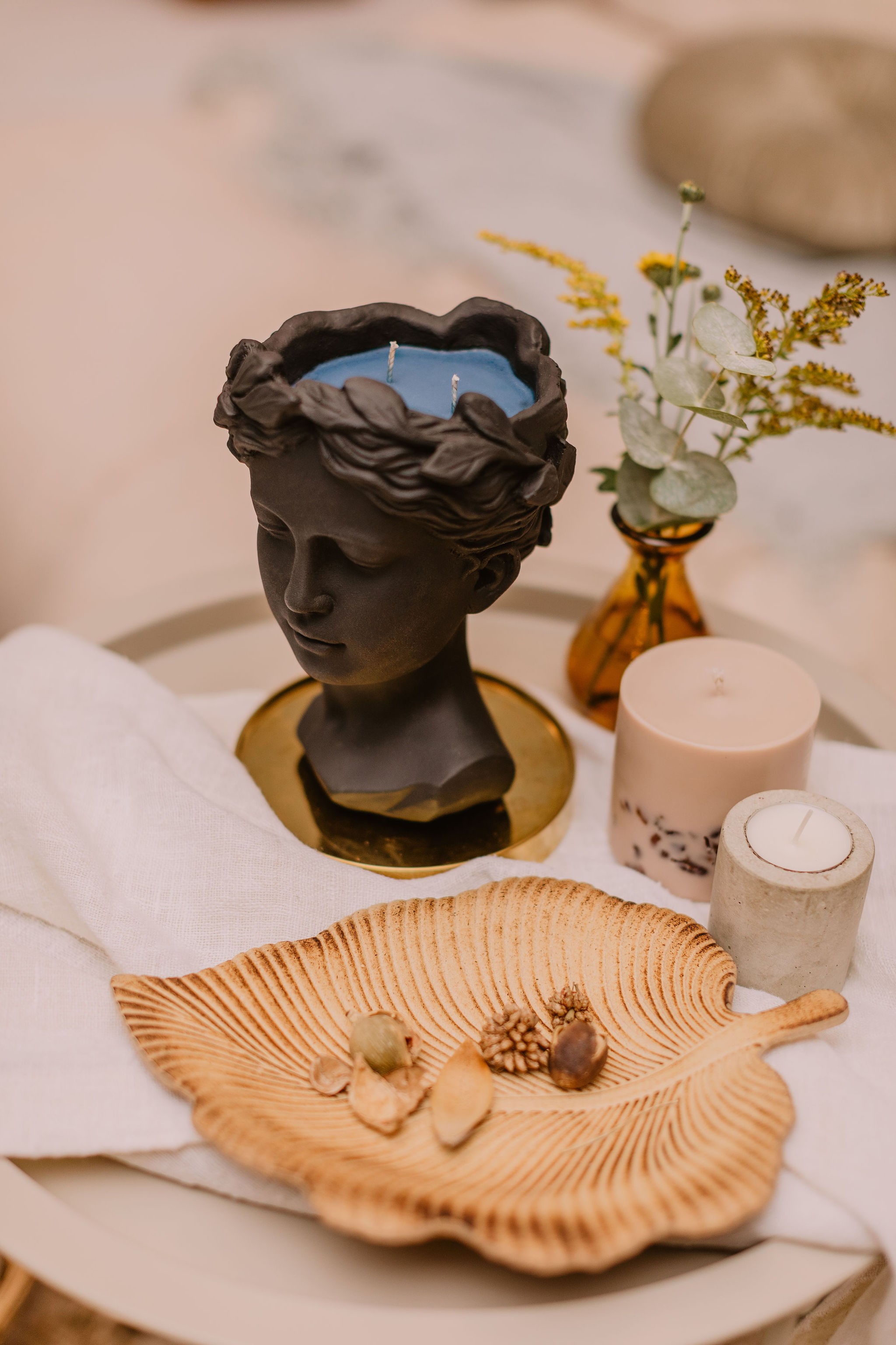 TL Candles Sojas vaska svece betona puķu podā - galvā ( 21 cm) - melna